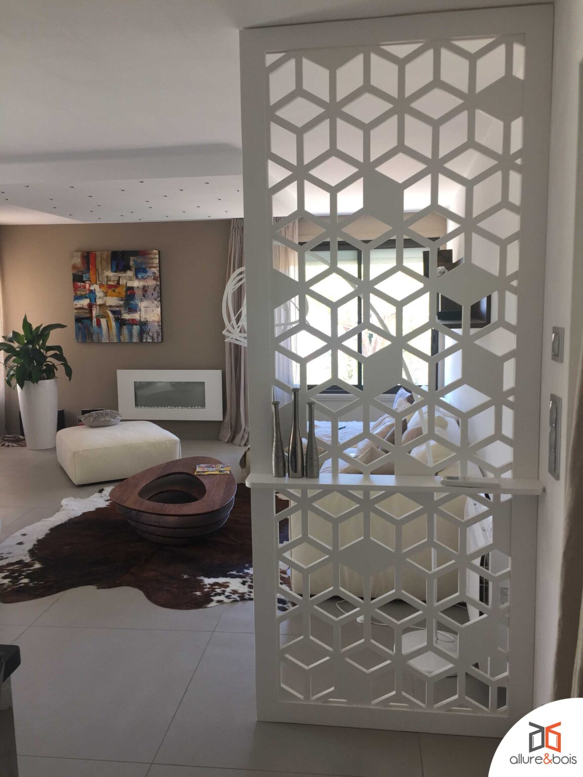 Claustra avec étagère bois par Allure et Bois